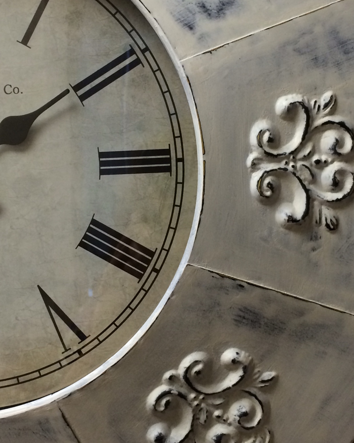 Fleur de lis Wall Clock Distressed Round Metal 23 Inch Battery Operated ...