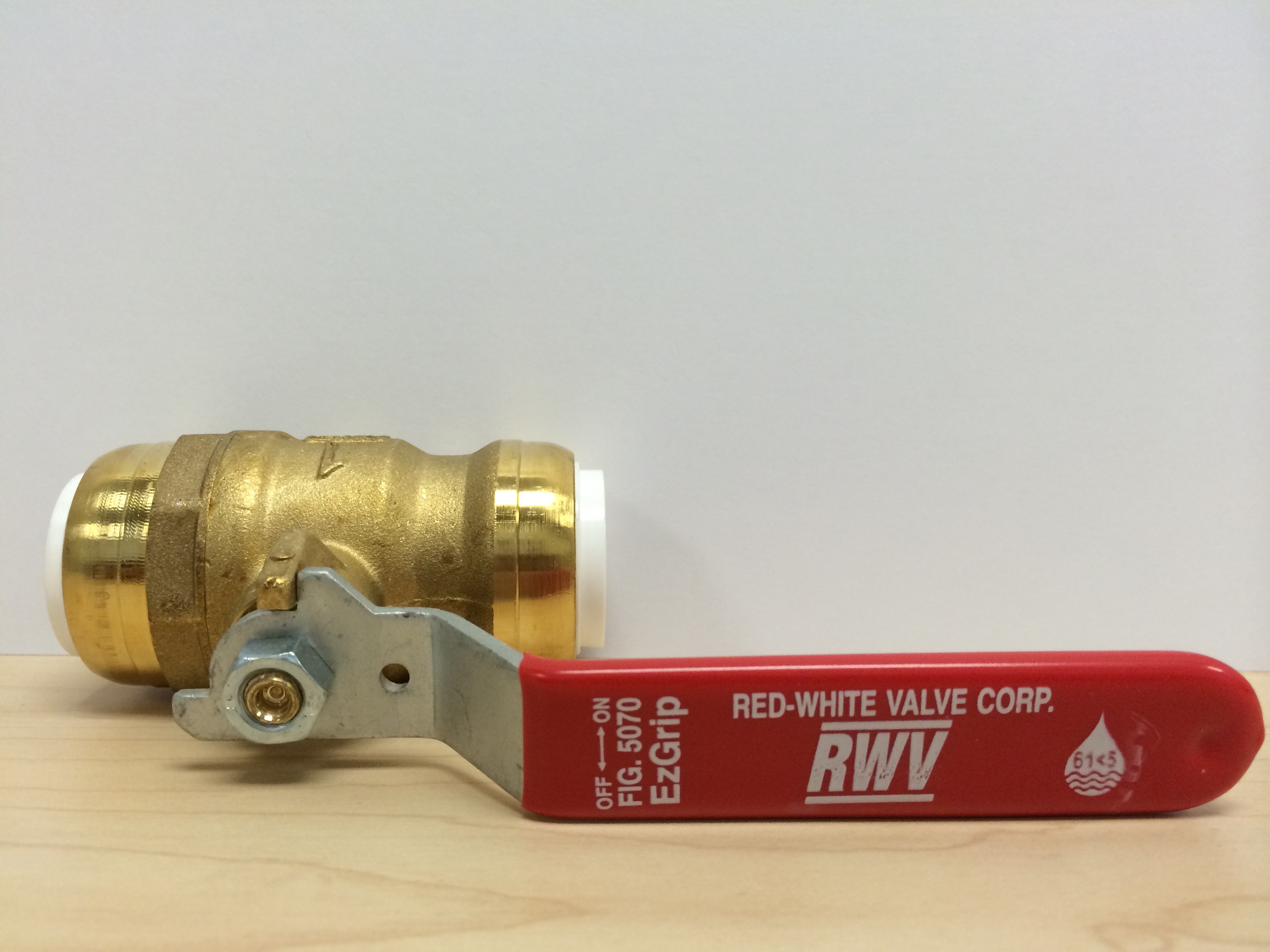 Red and white ball valves – Sweet puff glass pipe